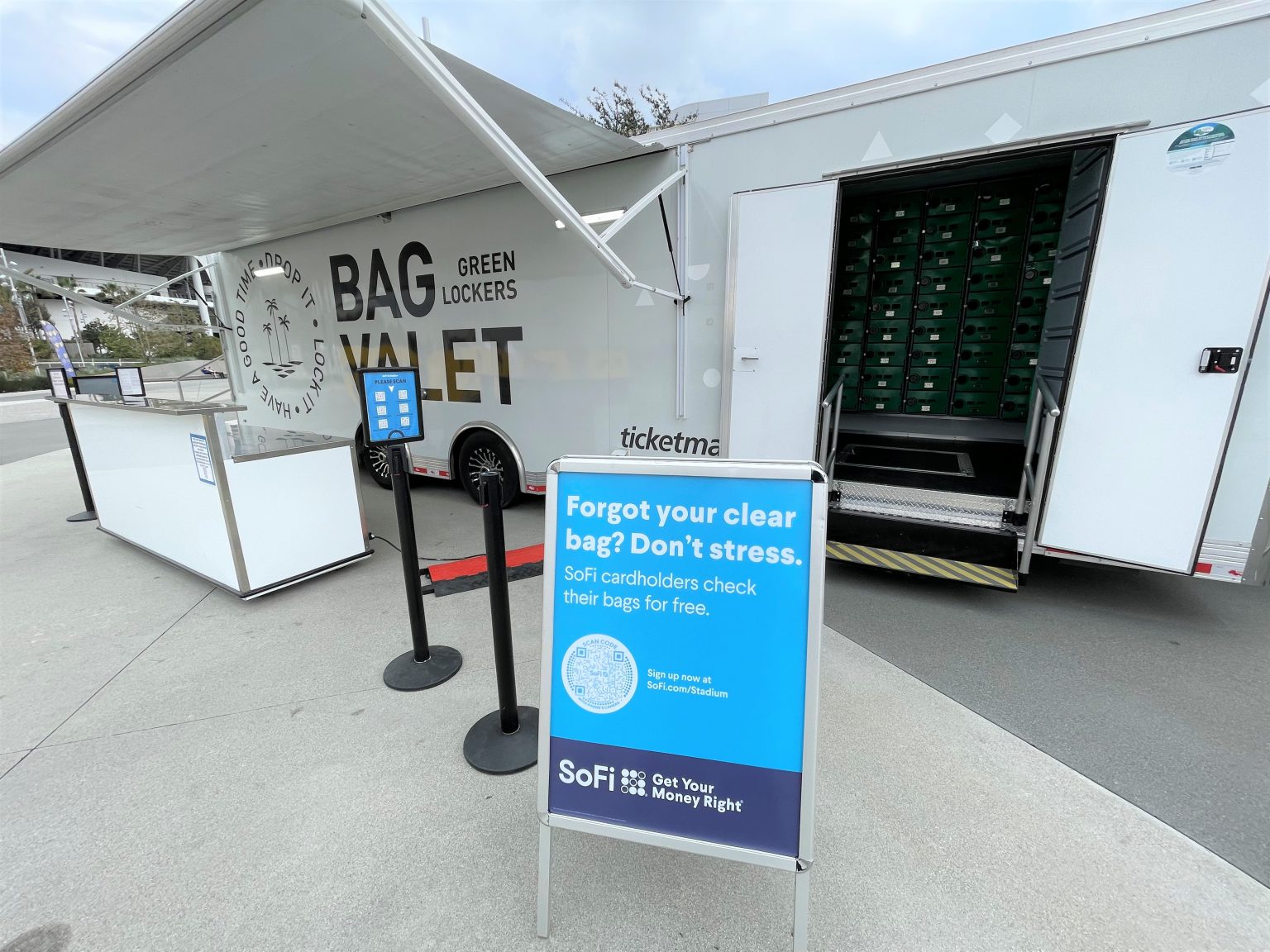 SoFi Stadium Gameday Guide - スタジアム徹底解剖