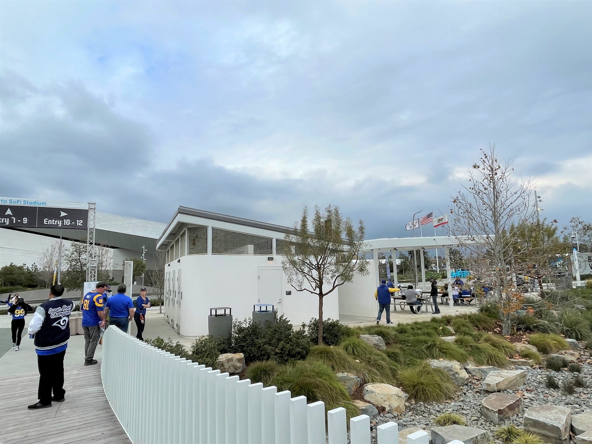 SoFi Stadium Gameday Guide - スタジアム徹底解剖