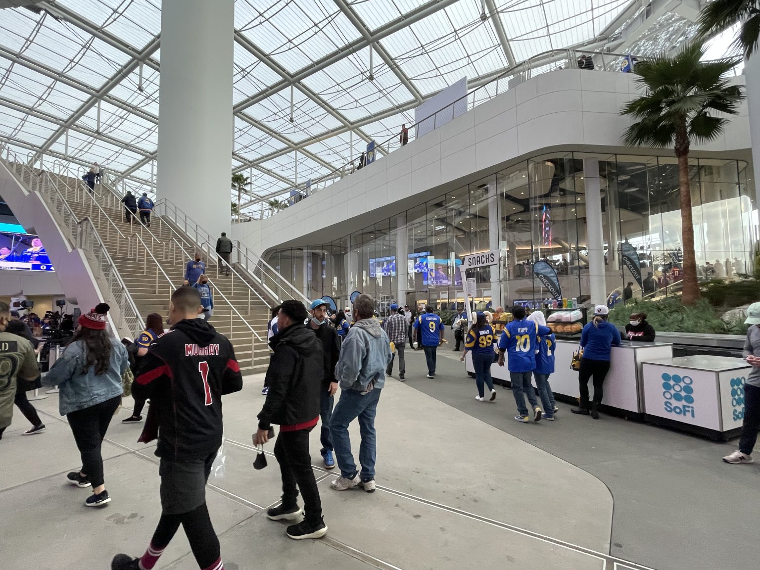 SoFi Stadium Gameday Guide - スタジアム徹底解剖