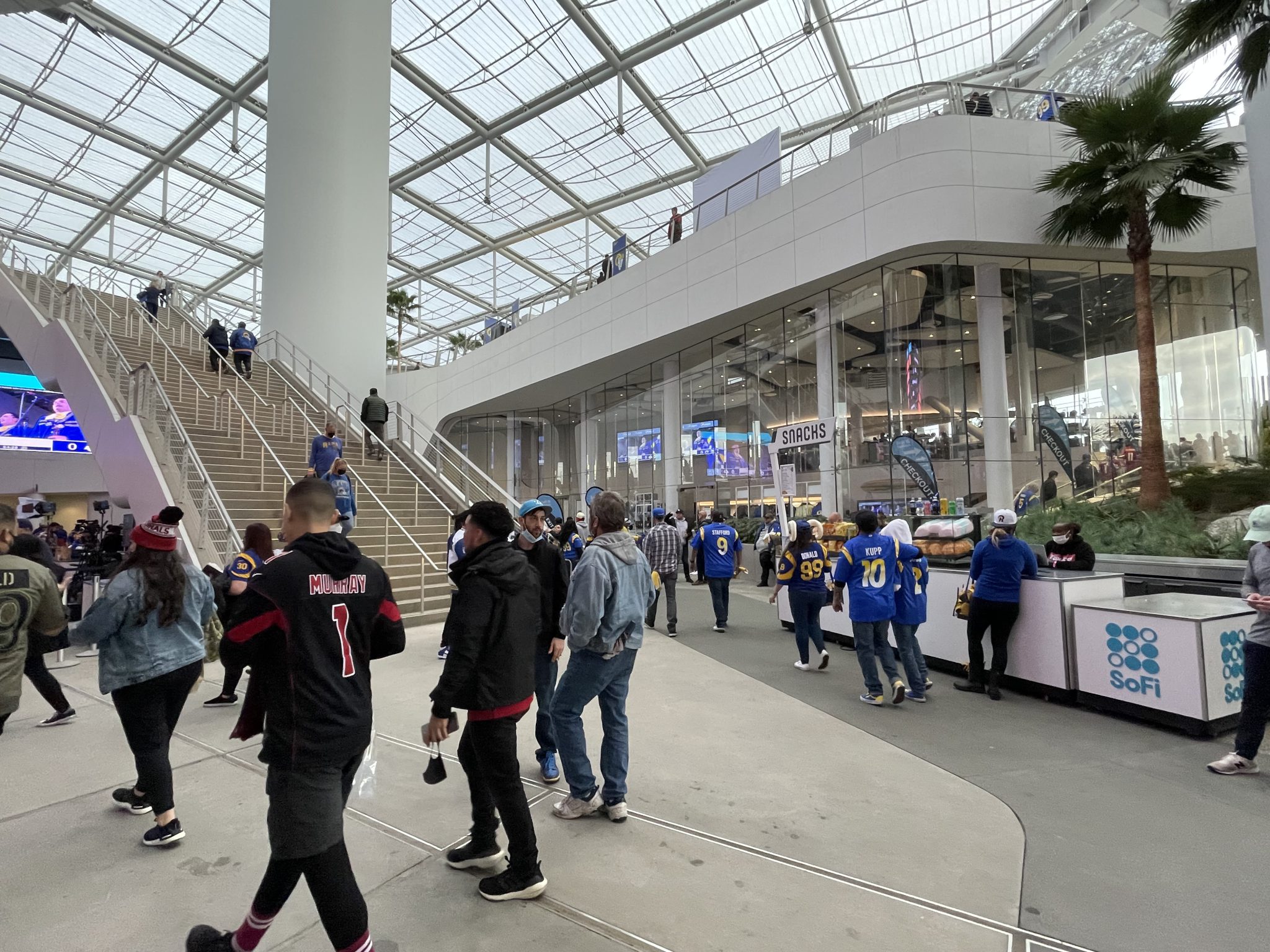 SoFi Stadium Gameday Guide - スタジアム徹底解剖